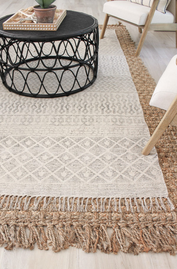Tips to Layering Neutral Rugs + Beach cottage living room update - The ...